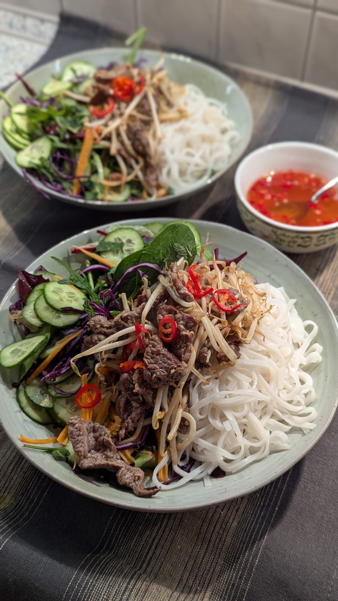 Vietnamesischer Salat mit Rindfleisch – Bun Bo Nam Bo mit Dipsauce ...