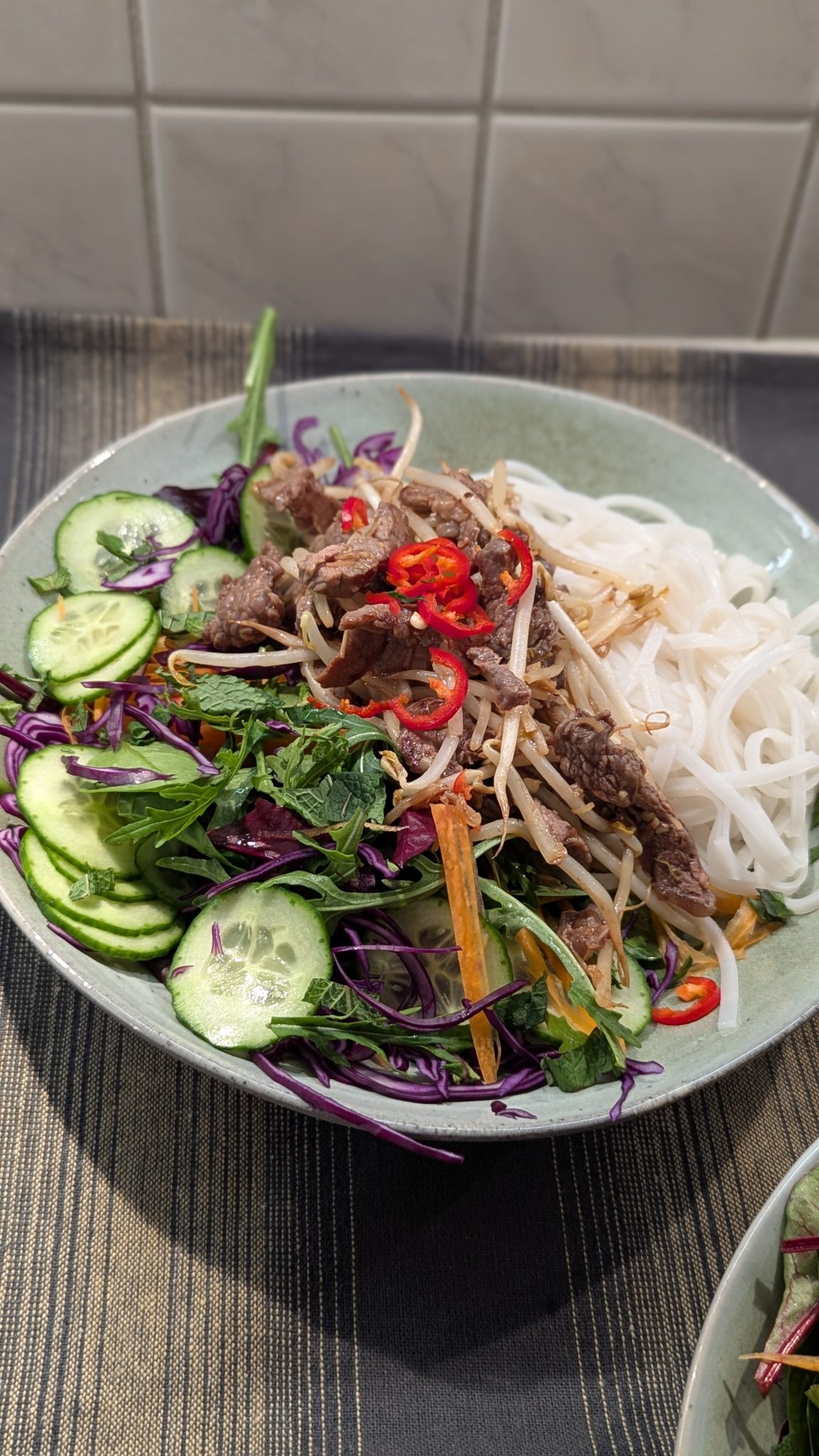 Vietnamesischer Salat mit Rindfleisch – Bun Bo Nam Bo mit Dipsauce ...