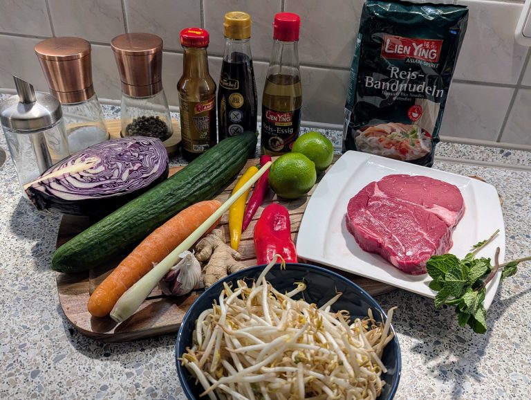 Vietnamesischer Salat mit Rindfleisch – Bun Bo Nam Bo mit Dipsauce ...