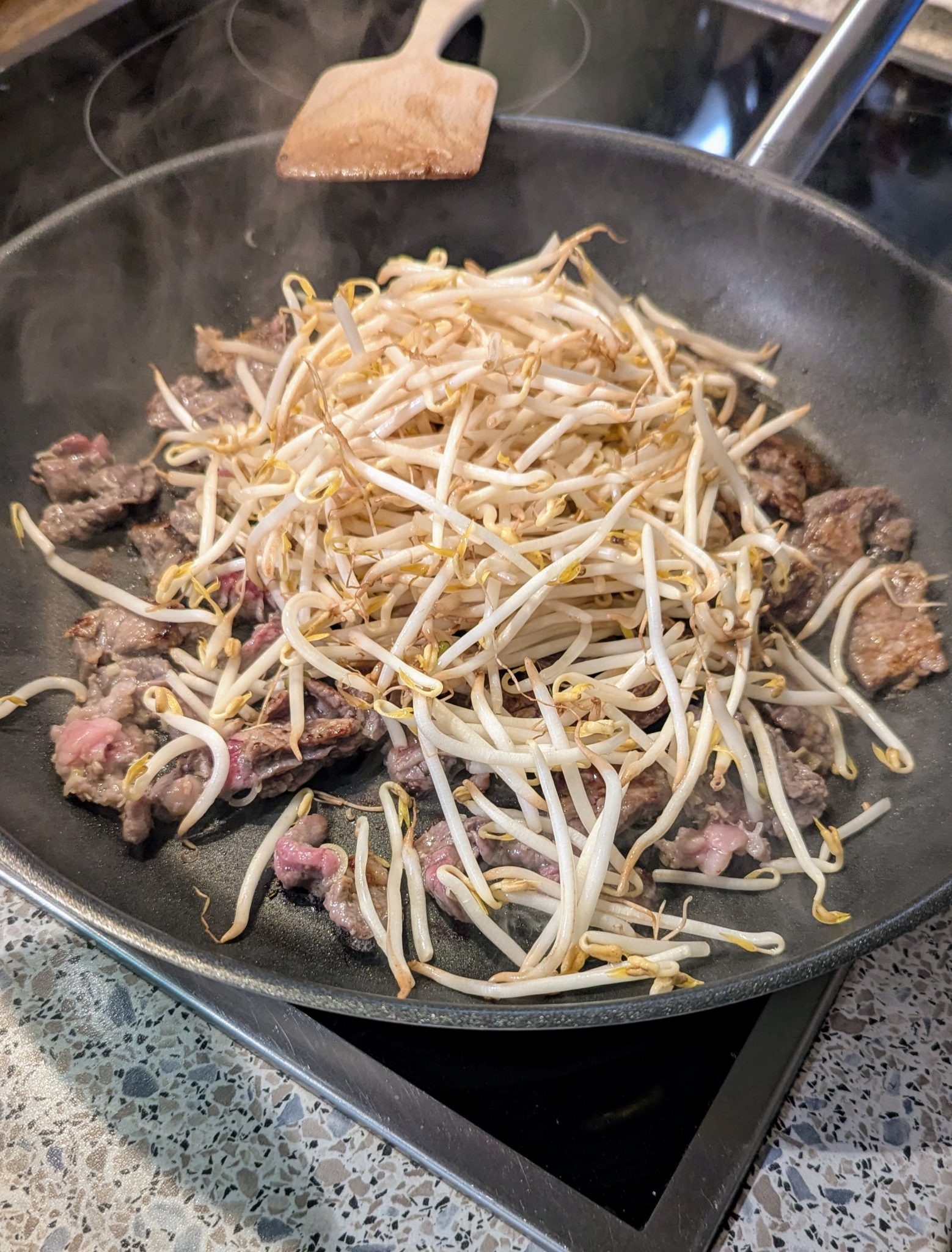 Vietnamesischer Salat mit Rindfleisch – Bun Bo Nam Bo mit Dipsauce ...