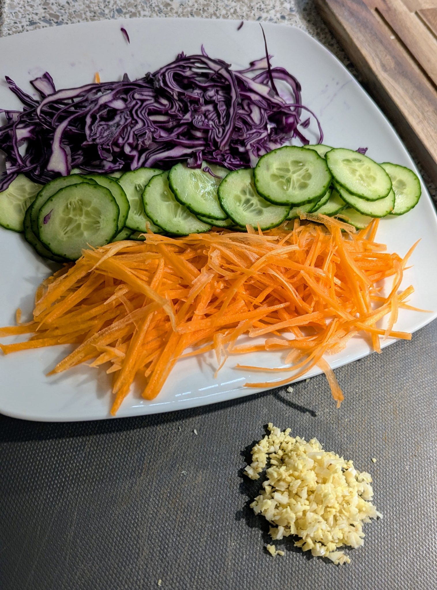 Vietnamesischer Salat mit Rindfleisch – Bun Bo Nam Bo mit Dipsauce ...